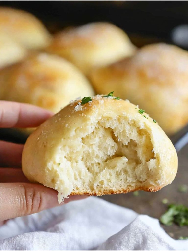 30-Minute Garlic Parmesan Dinner Rolls